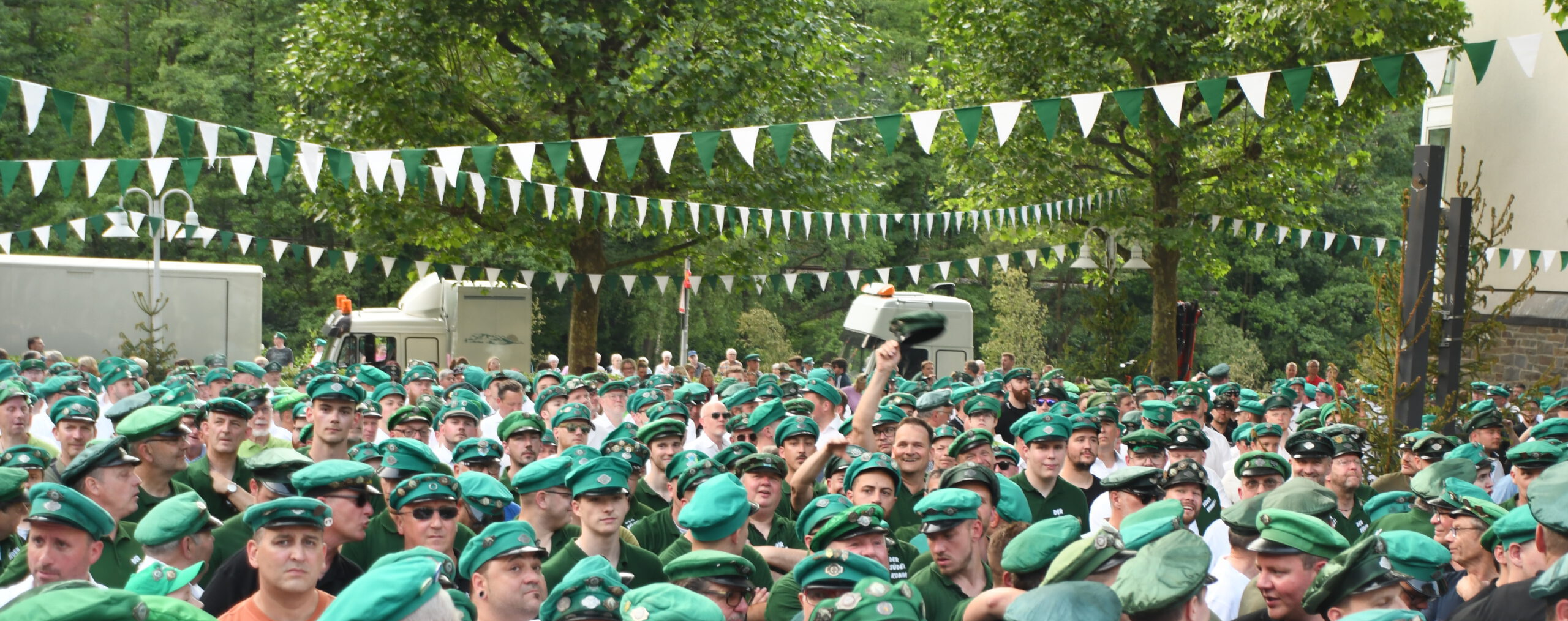 Premiere in Altena: Eine Serenade beim Schützenfestauftakt am Bungern ...